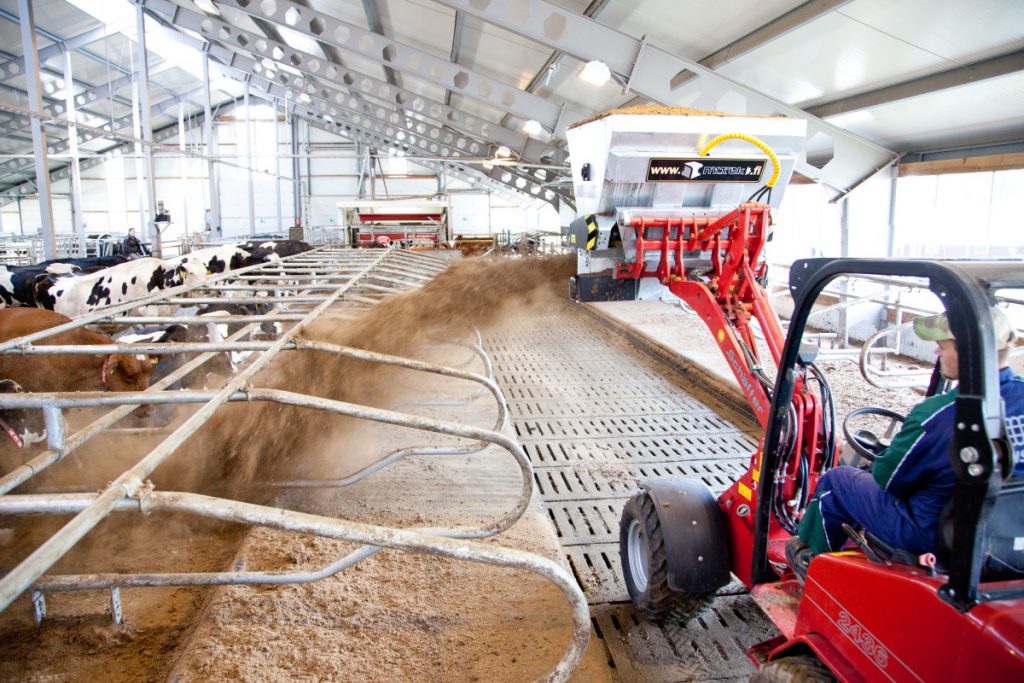 BELTSCOOP bedding material spreaders | Nytek Oy